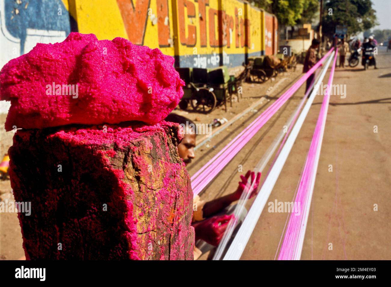 Preparing the kite-threads with color and glaspowder to cut the other ...