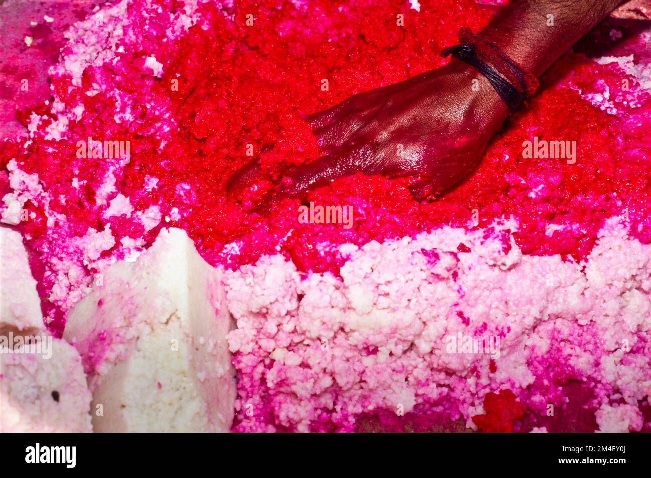 Preparing the kite-threads with color and glaspowder to cut the other ...