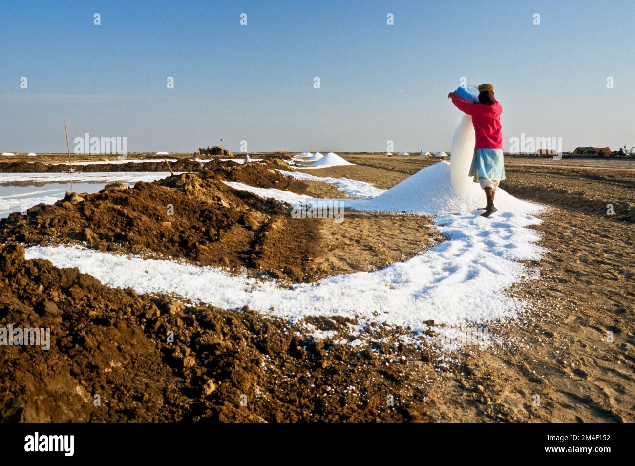 Hand pour salt hi-res stock photography and images - Alamy