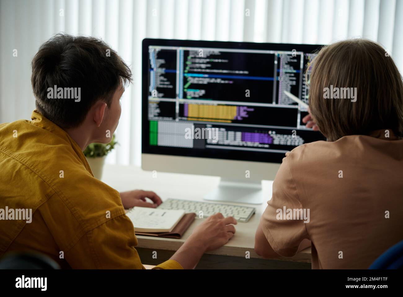 Young people learn coding hi-res stock photography and images - Alamy