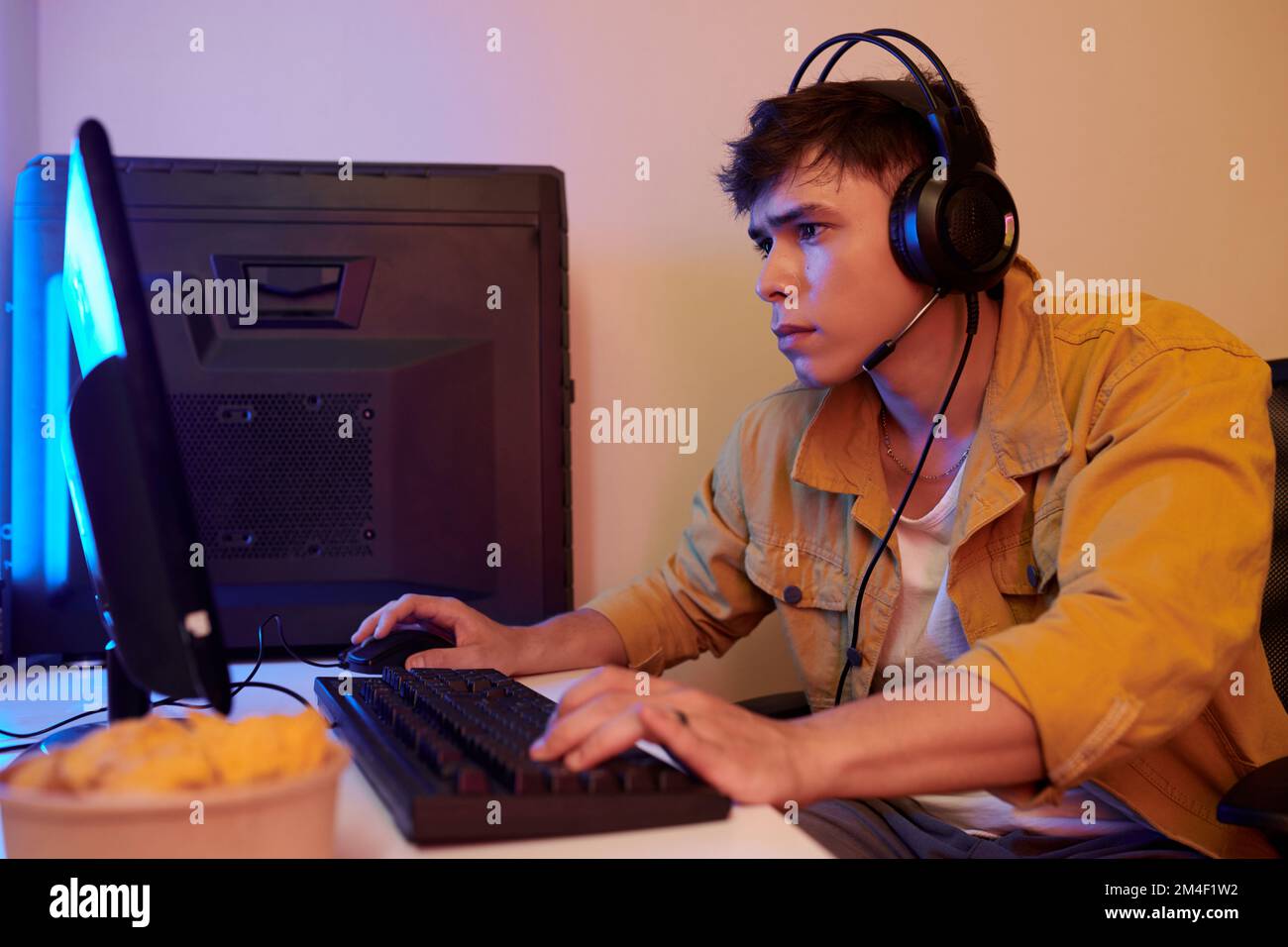 Male gamer wearing headset hi-res stock photography and images - Alamy
