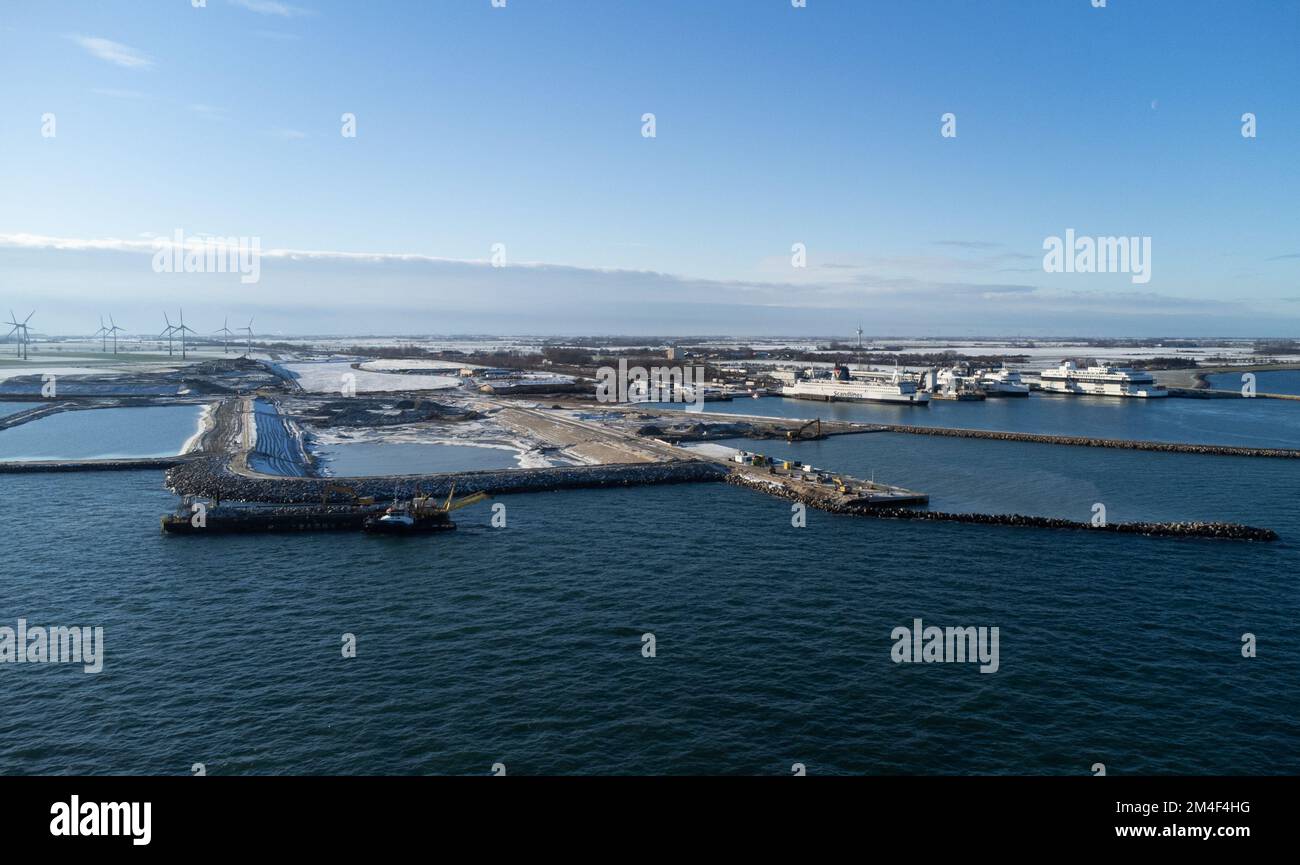 Fehmarn, Germany. 16th Dec, 2022. The excavation pit (M) for the tunnel ...