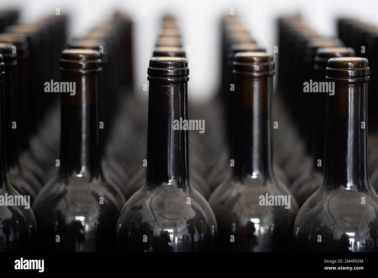 Rows of bottles hi-res stock photography and images - Alamy