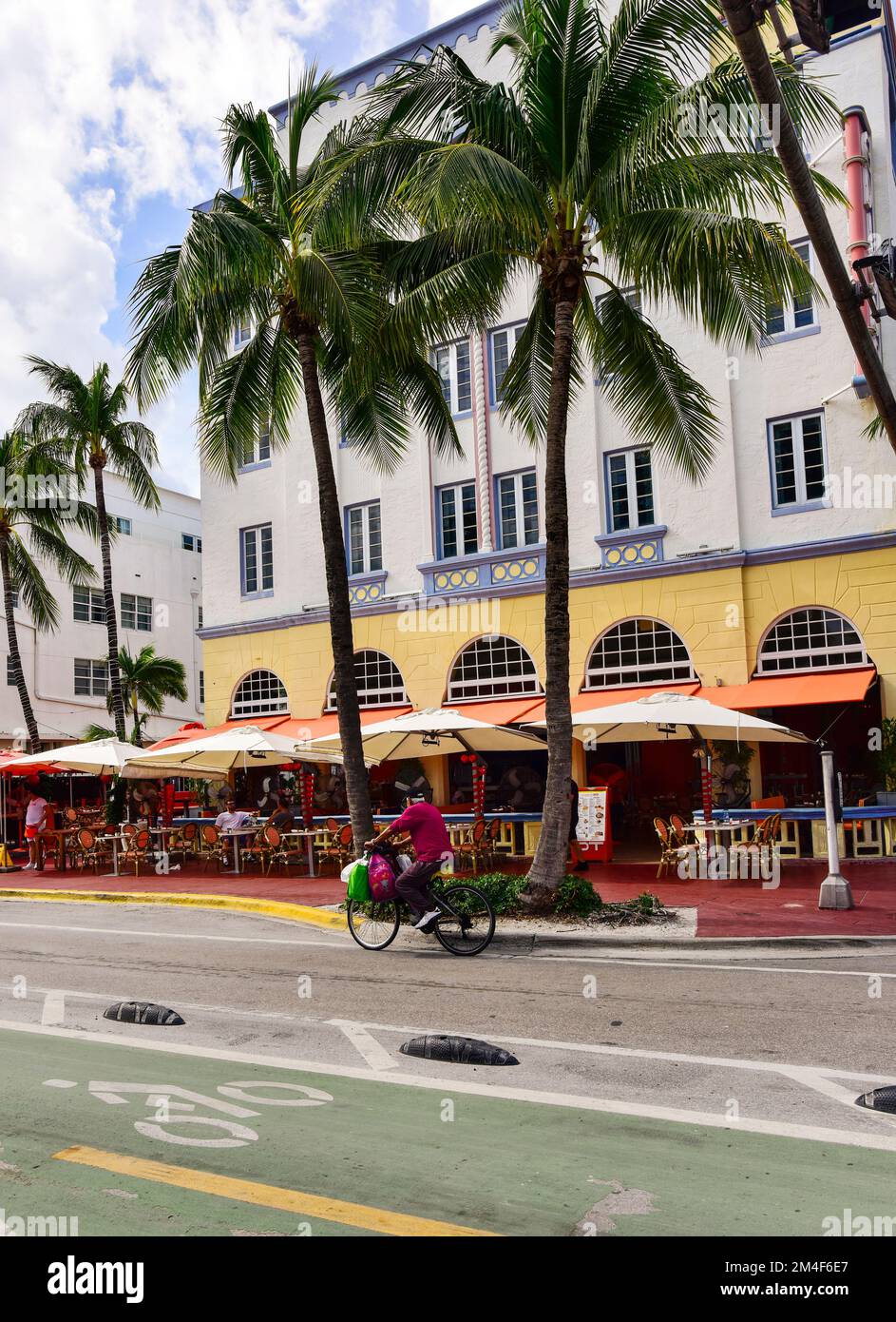 Street scene in the historic Art Deco in South Beach, Miami, Florida ...