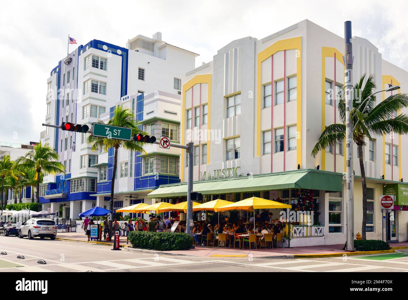 Street scene in the historic Art Deco District in South Beach, Miami ...