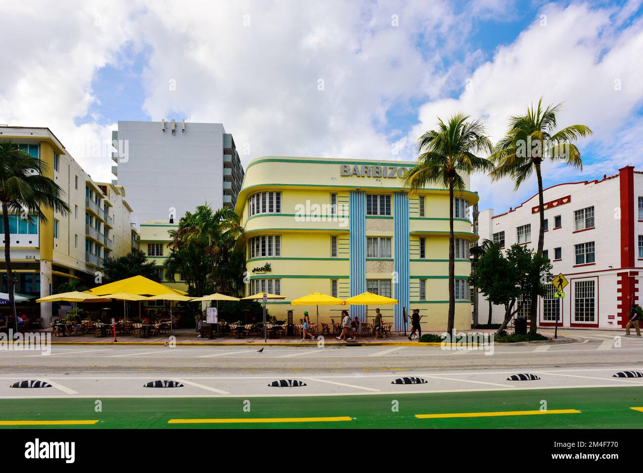 Street scene in the historic Art Deco District in South Beach, Miami ...