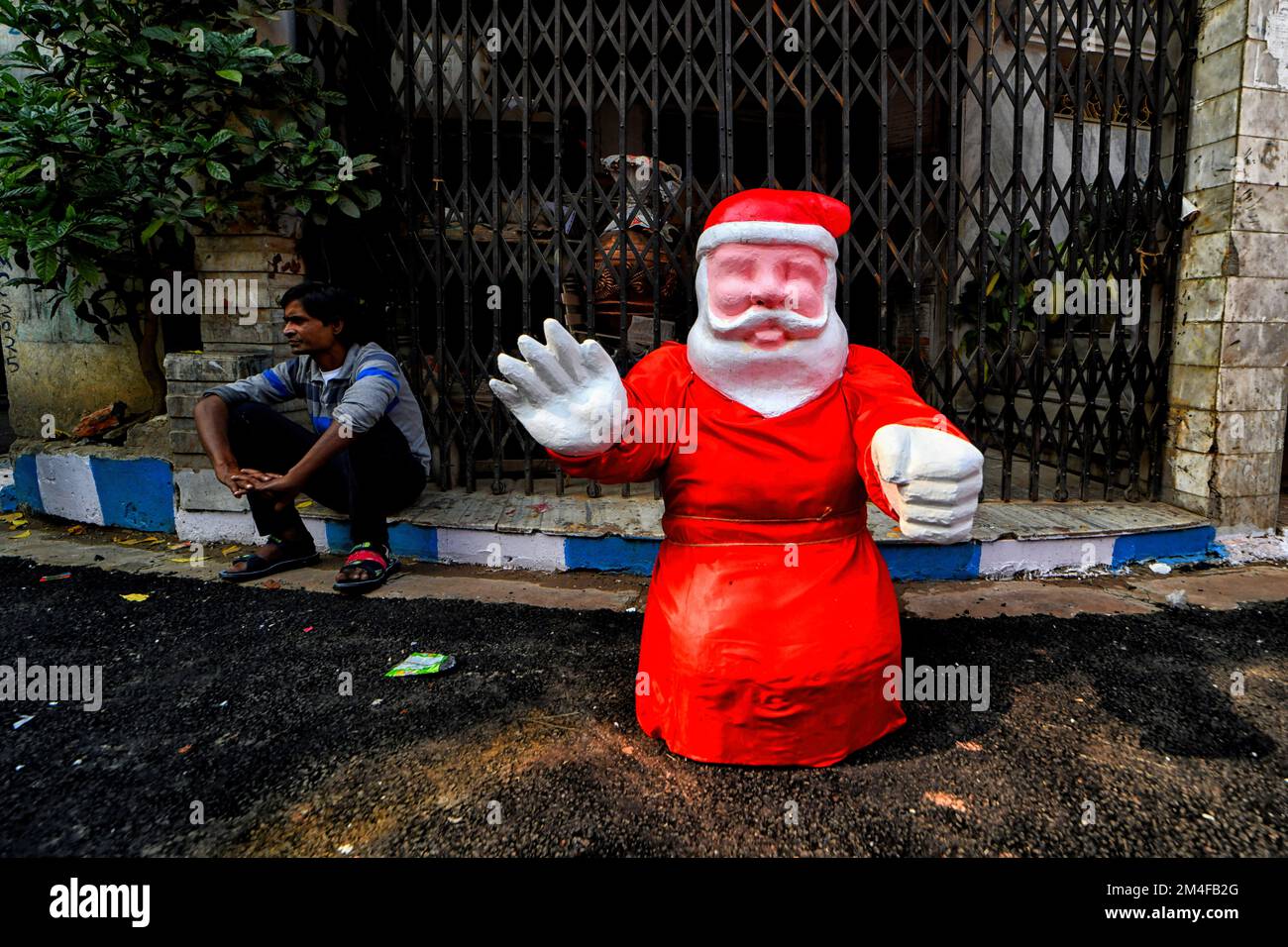 Kolkata, India. 20th Dec, 2022. An Effigy of Santa Claus is seen on ...