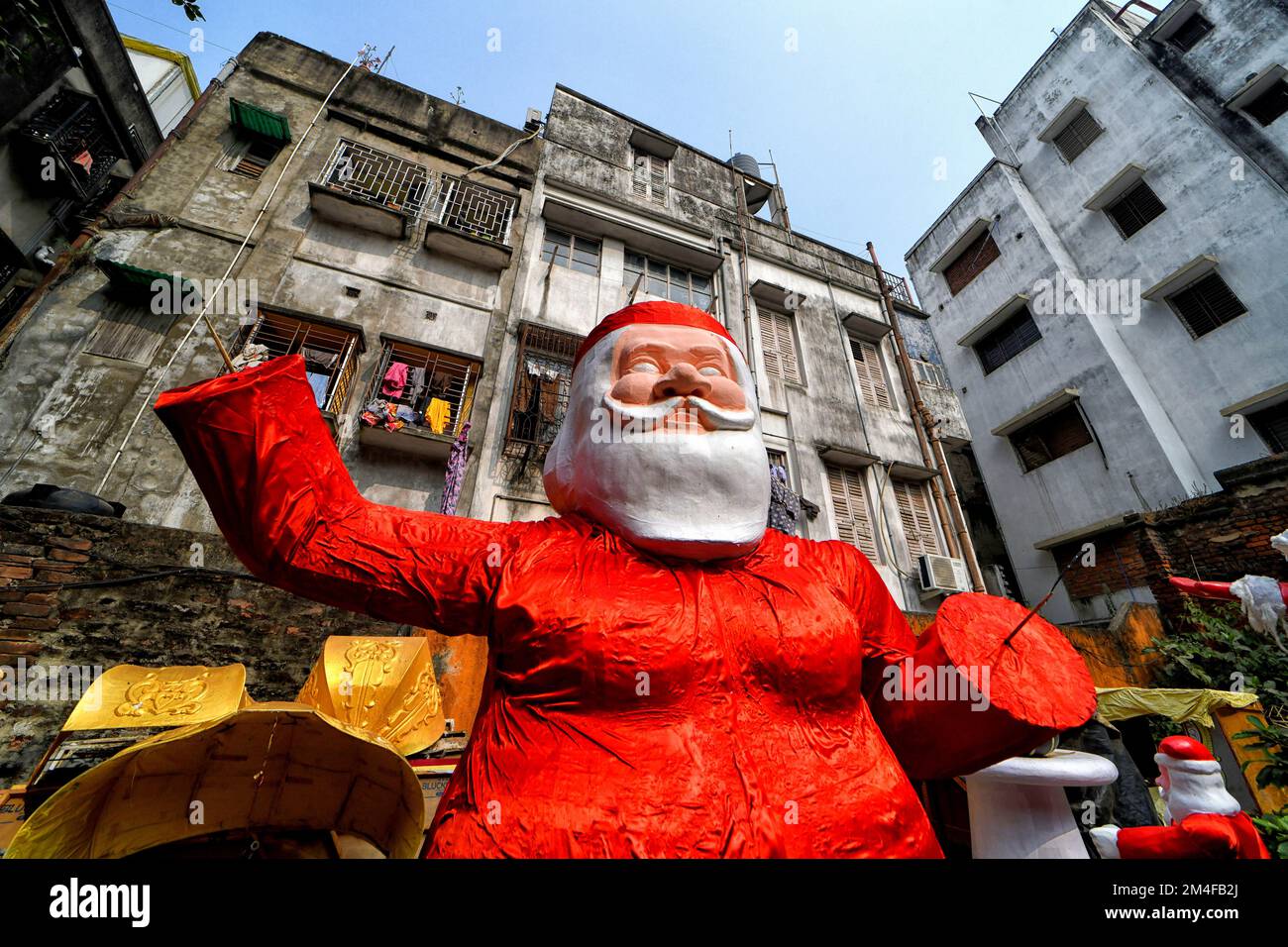 Kolkata, India. 20th Dec, 2022. An Effigy of Santa Claus is displayed ...