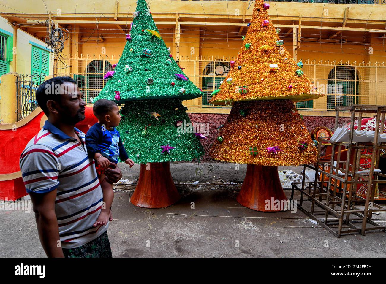 Kolkata, India. 20th Dec, 2022. A little child looks at the Christmas Trees during their final ...