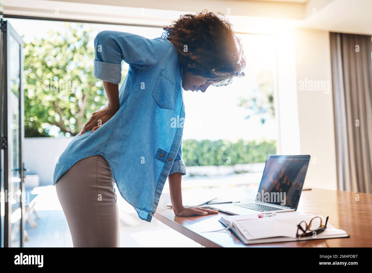 Looking back sitting down hi-res stock photography and images - Alamy
