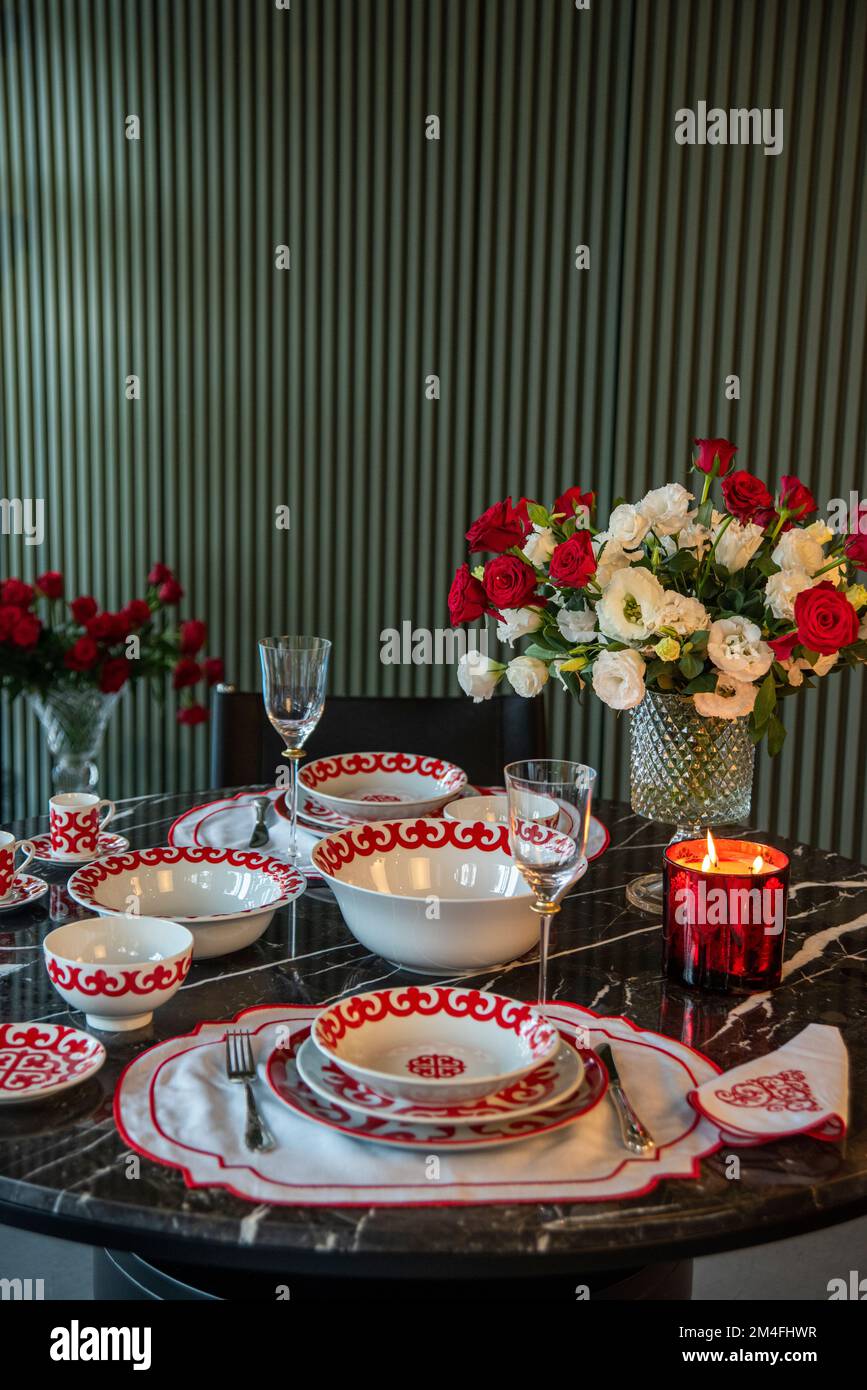 luxury designed dinner table with red and white plates Stock Photo - Alamy
