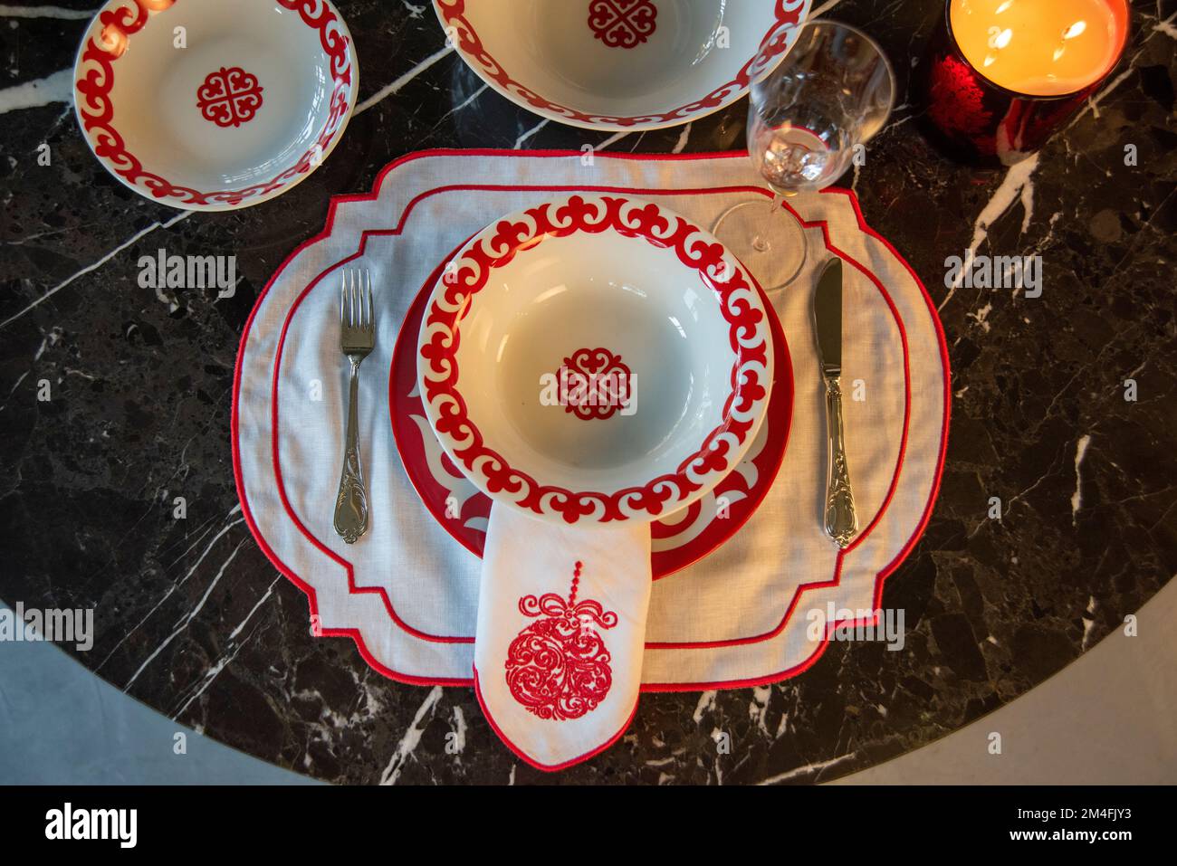luxury designed dinner table with red and white plates Stock Photo - Alamy