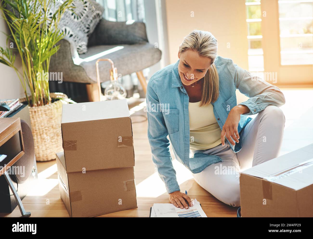 Woman signing paperwork hi-res stock photography and images - Alamy