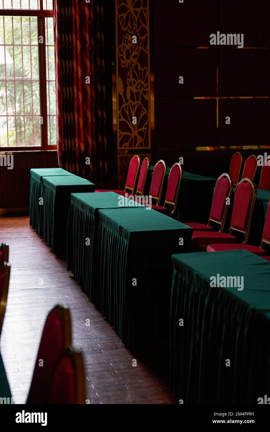 Traditional style conference room lecture hall table and chair ...