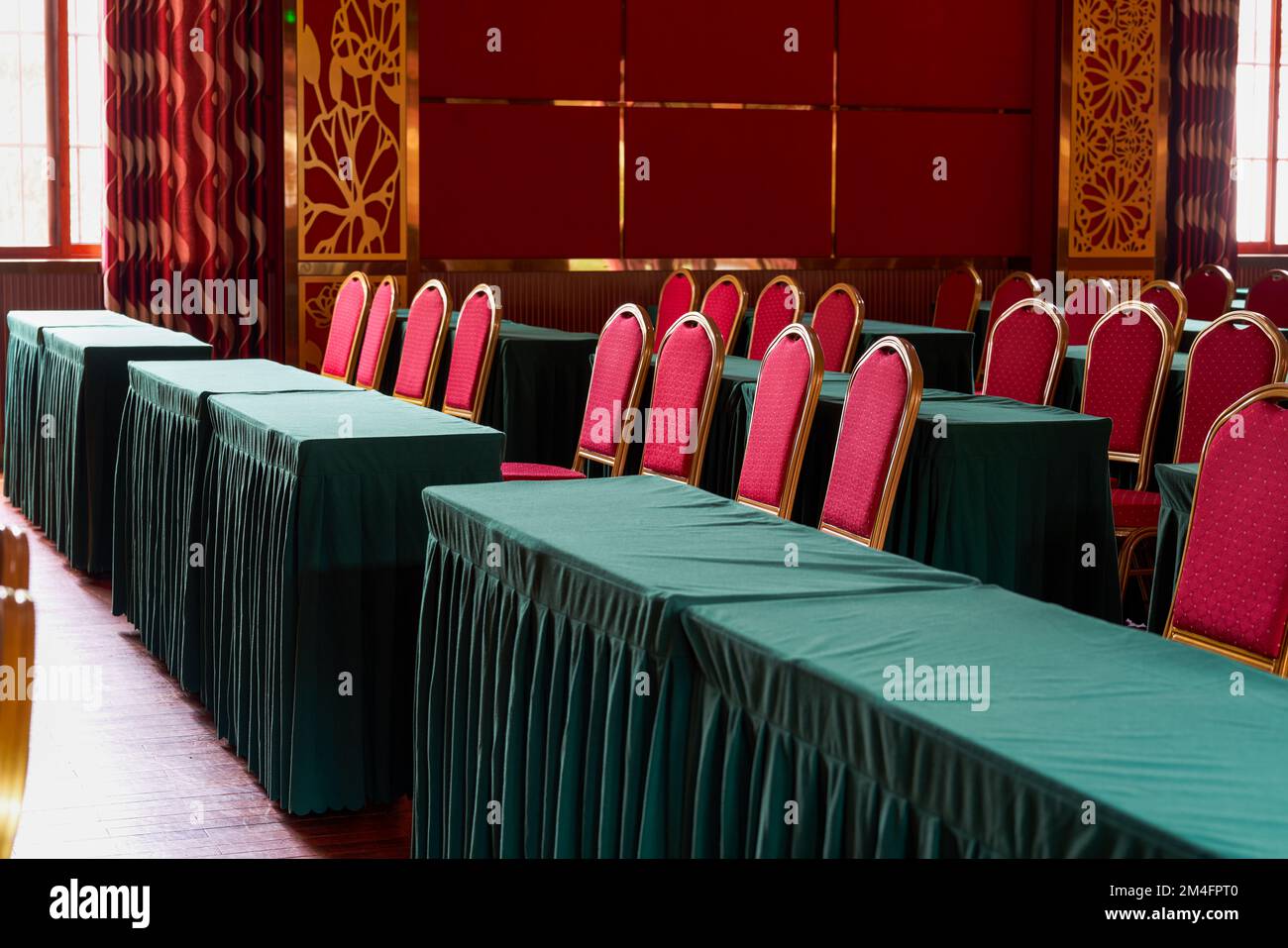 Traditional style conference room lecture hall table and chair ...