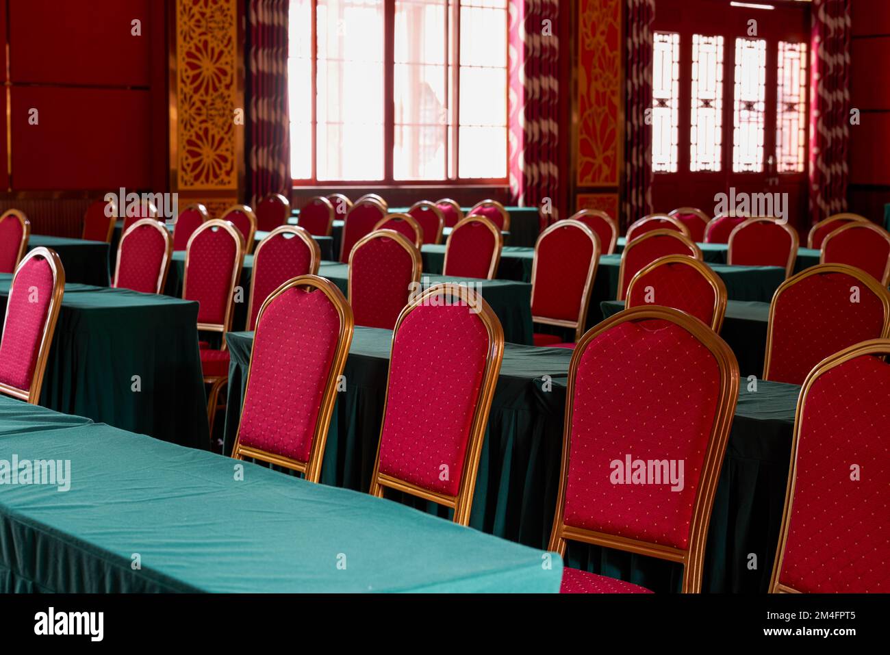 Traditional style conference room lecture hall table and chair ...