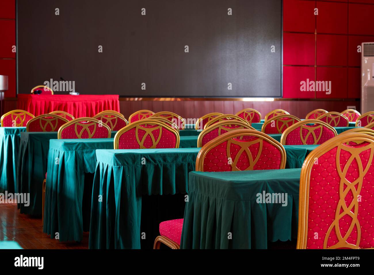 Traditional style conference room lecture hall table and chair ...