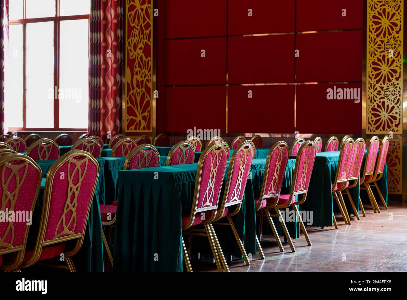 Traditional style conference room lecture hall table and chair ...