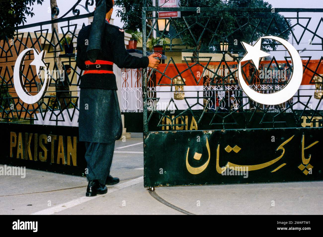 India pakistan border gate hi-res stock photography and images - Alamy