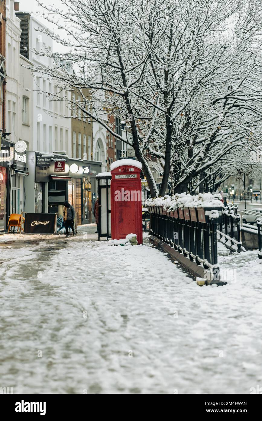 Bus stops in snow hi-res stock photography and images - Alamy