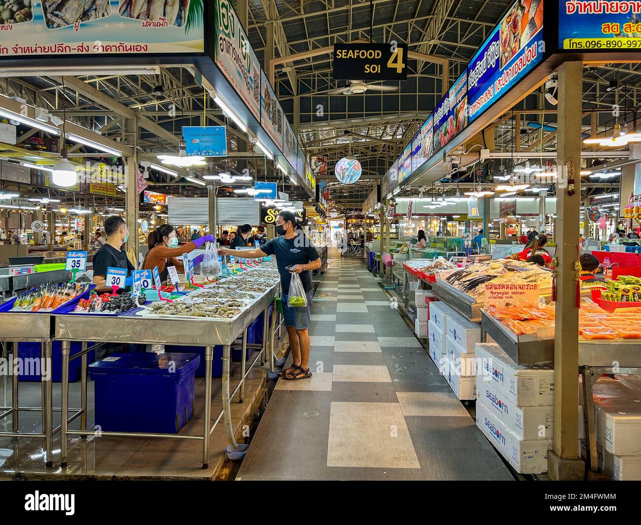 Bangkok, Thailand, Man Shopping, "Thawi Watthana", Thonburi Market ...