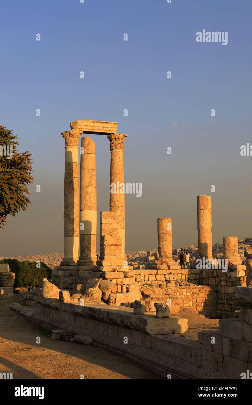 Sunset over the Roman Temple of Hercules in the Citadel, Amman city ...