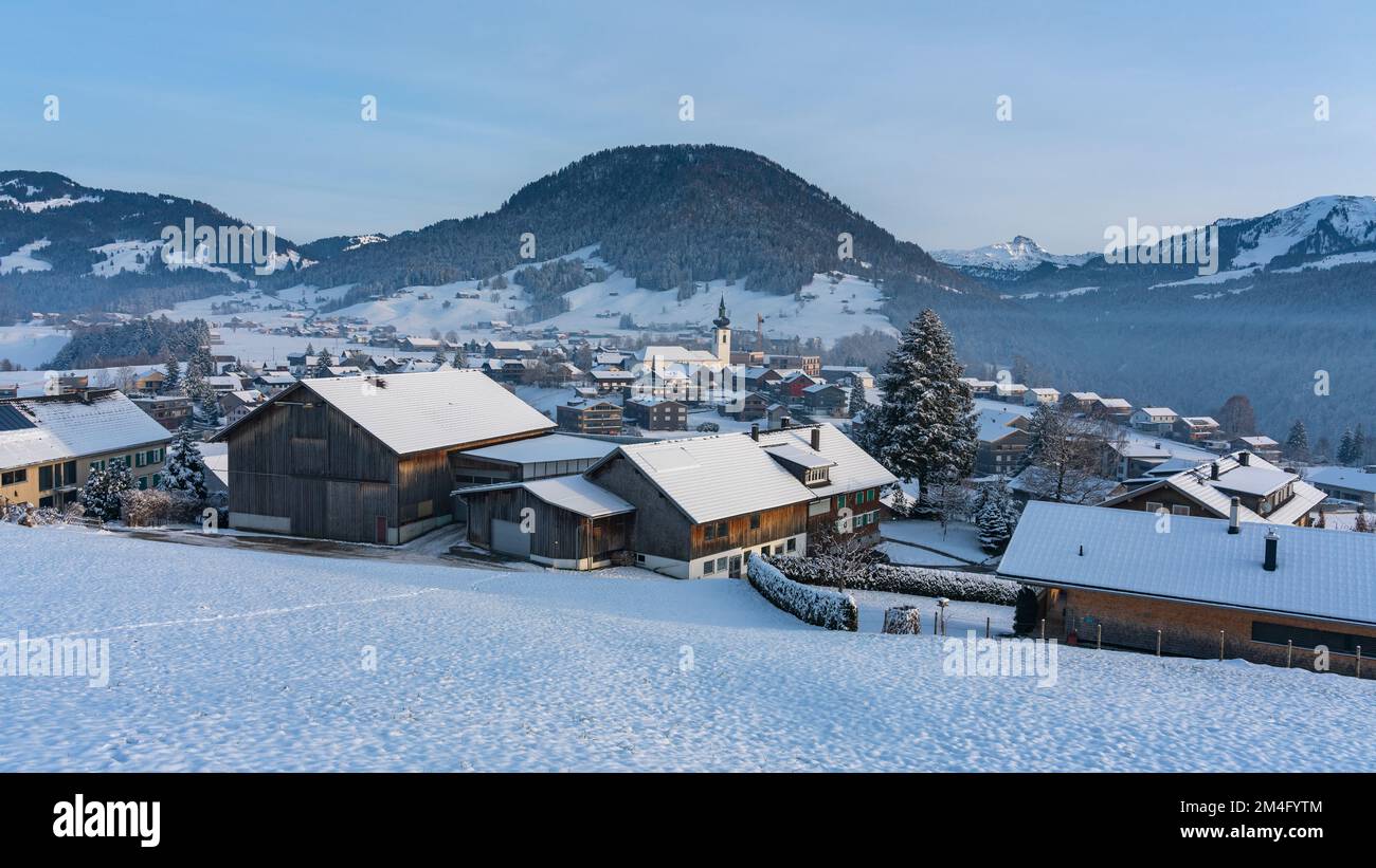 Wiese mit scheune und wald im hintergrund hi-res stock photography and images - Alamy