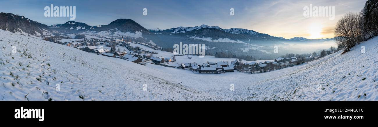 Wiese mit scheune und wald im hintergrund hi-res stock photography and images - Alamy