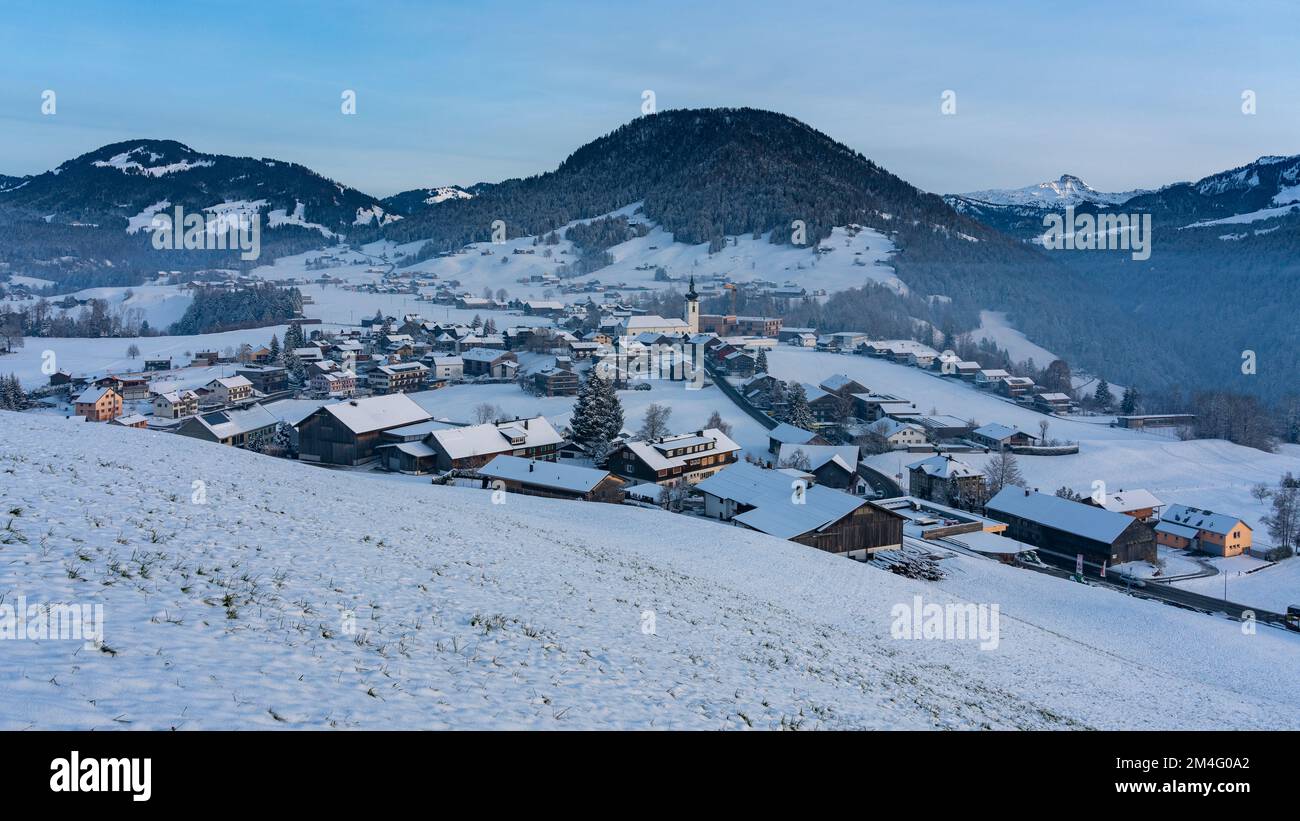 Wiese mit scheune und wald im hintergrund hi-res stock photography and images - Alamy