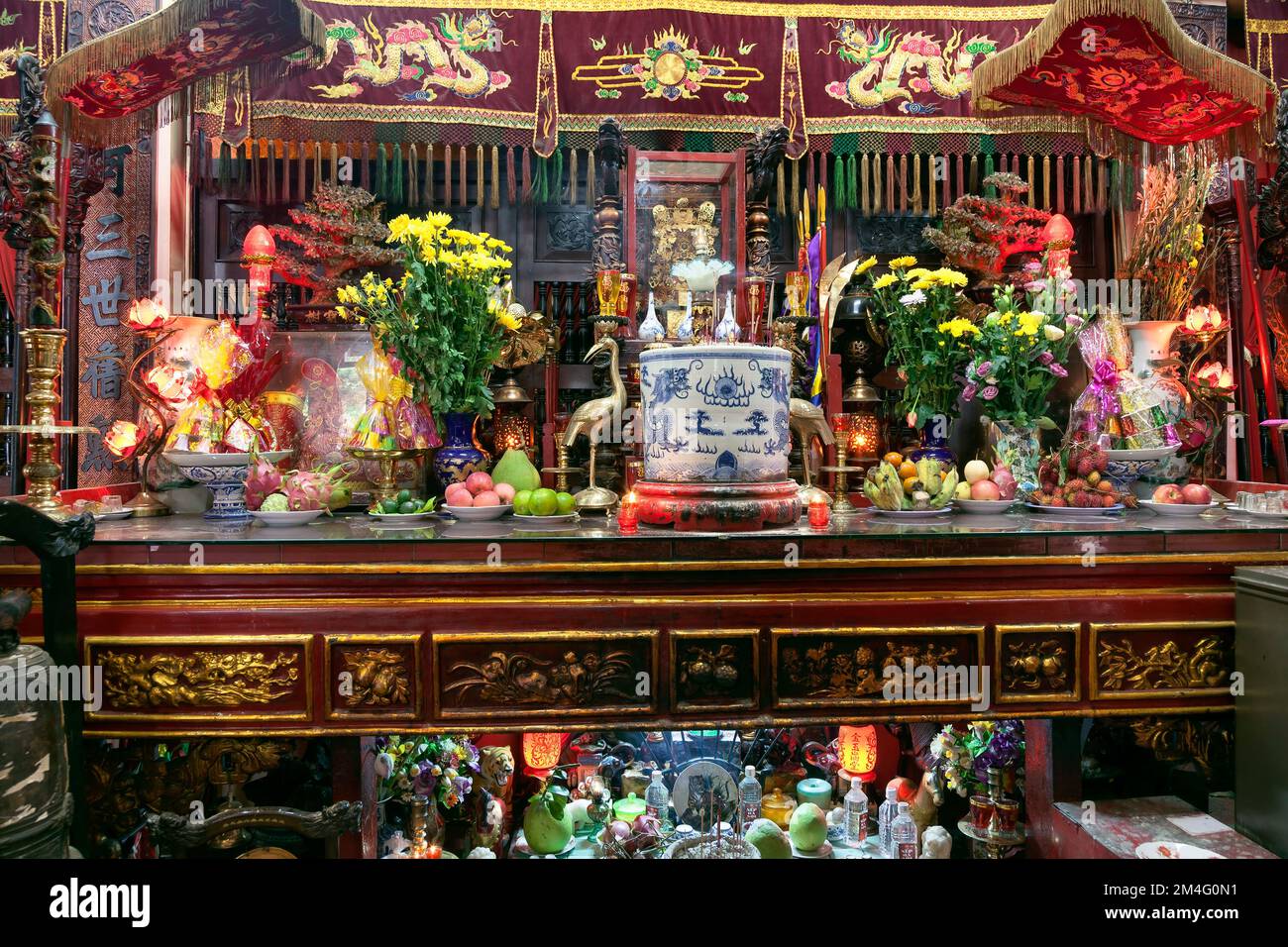 Chinese shrine interior hi-res stock photography and images - Alamy