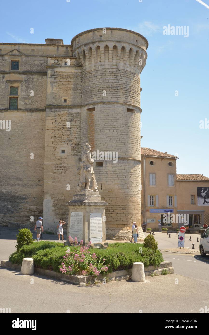 Castle in the perched village of Gordes in the Luberon Stock Photo - Alamy