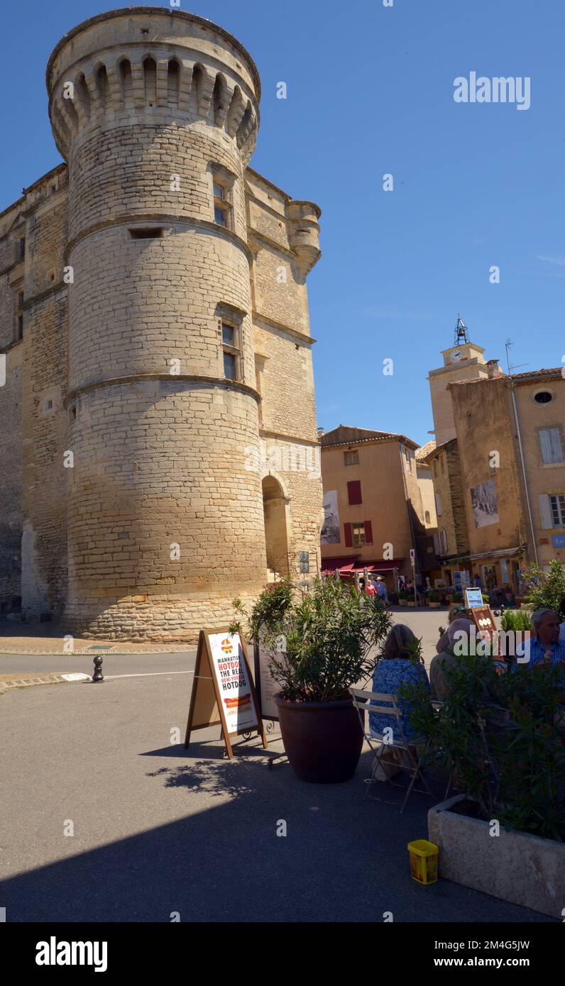 Castle in the perched village of Gordes in the Luberon Stock Photo - Alamy