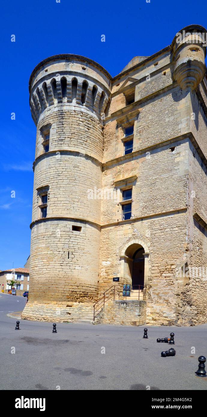 Castle in the perched village of Gordes in the Luberon Stock Photo - Alamy
