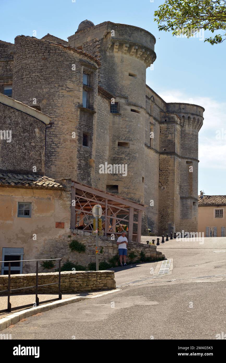 Castle in the perched village of Gordes in the Luberon Stock Photo - Alamy
