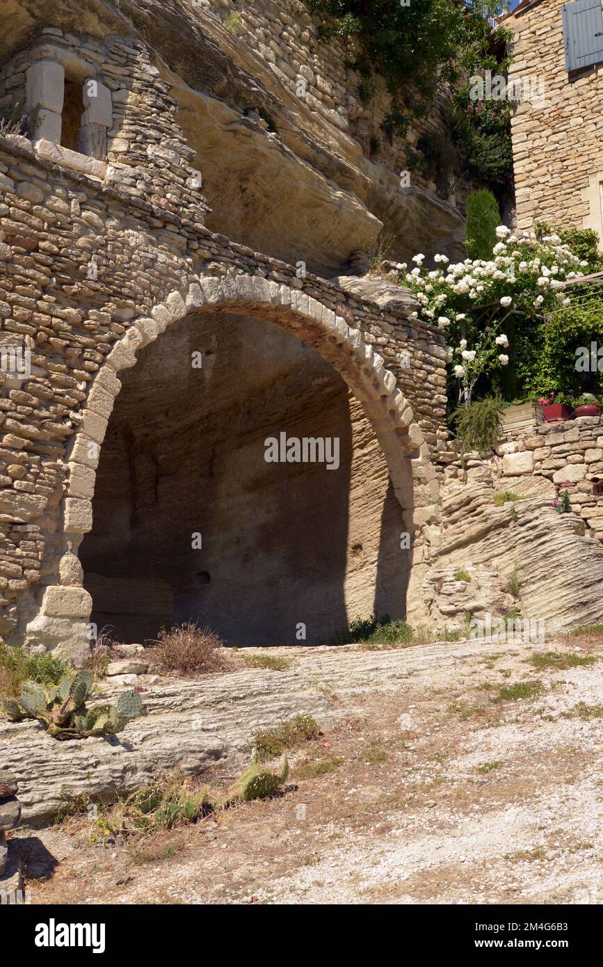 Old stone arch in the perched village of Gordes in the Luberon Stock ...