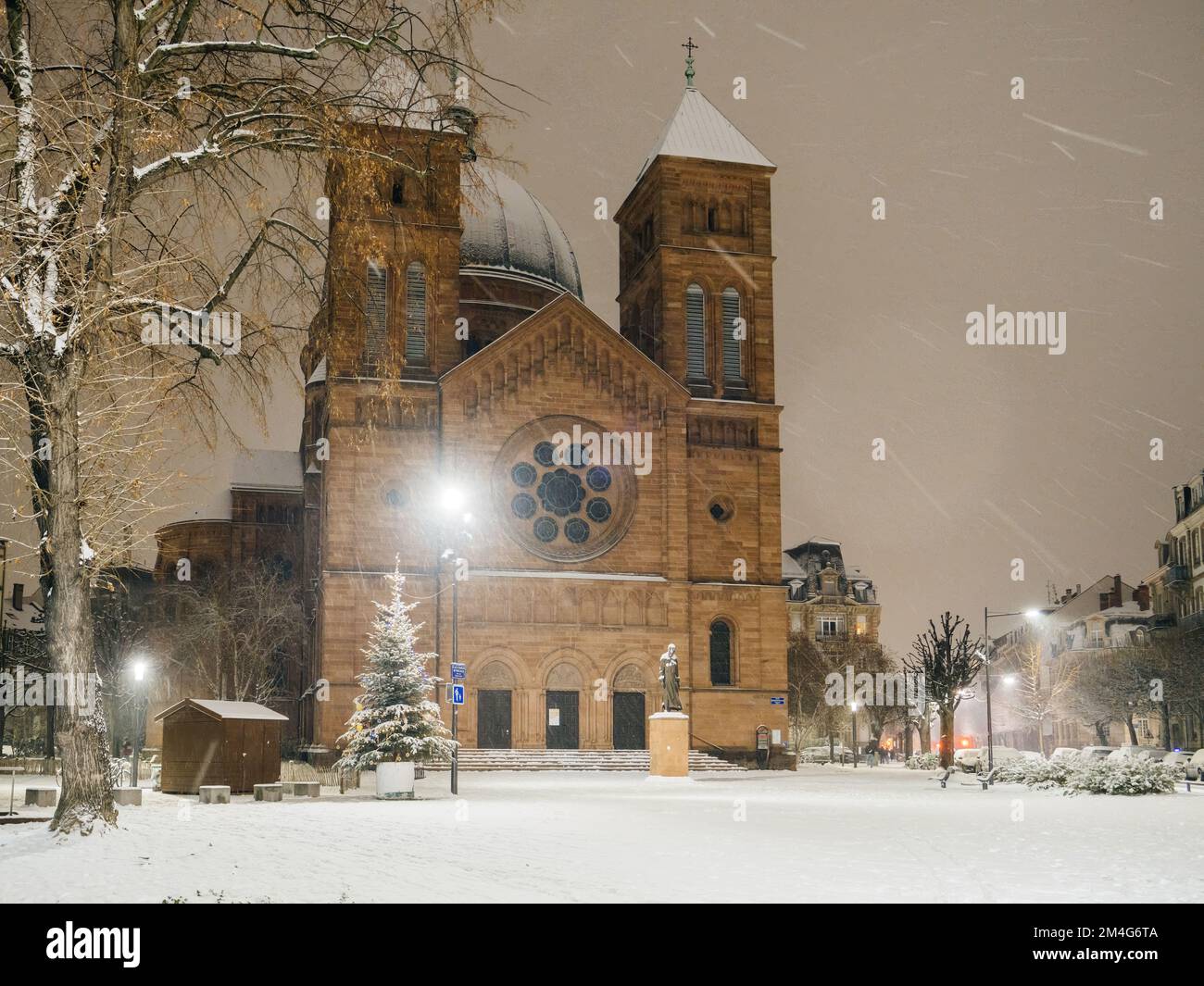 Catholic church Eglise Saint-Pierre-le-Jeune de Strasbourg at night ...