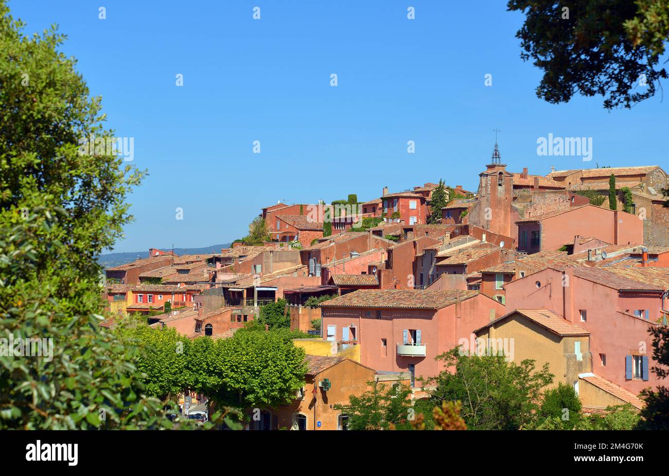 Roussillon village of ocher in the Luberon Stock Photo - Alamy