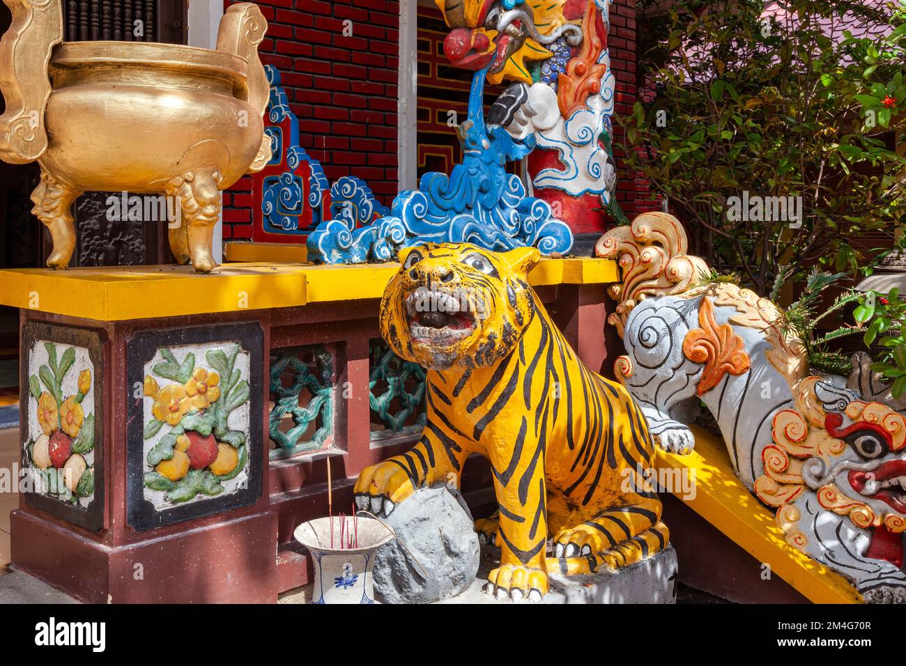 Tiger statue at Tran Hung Dao buddhist temple entrance, Ho Chi Minh ...