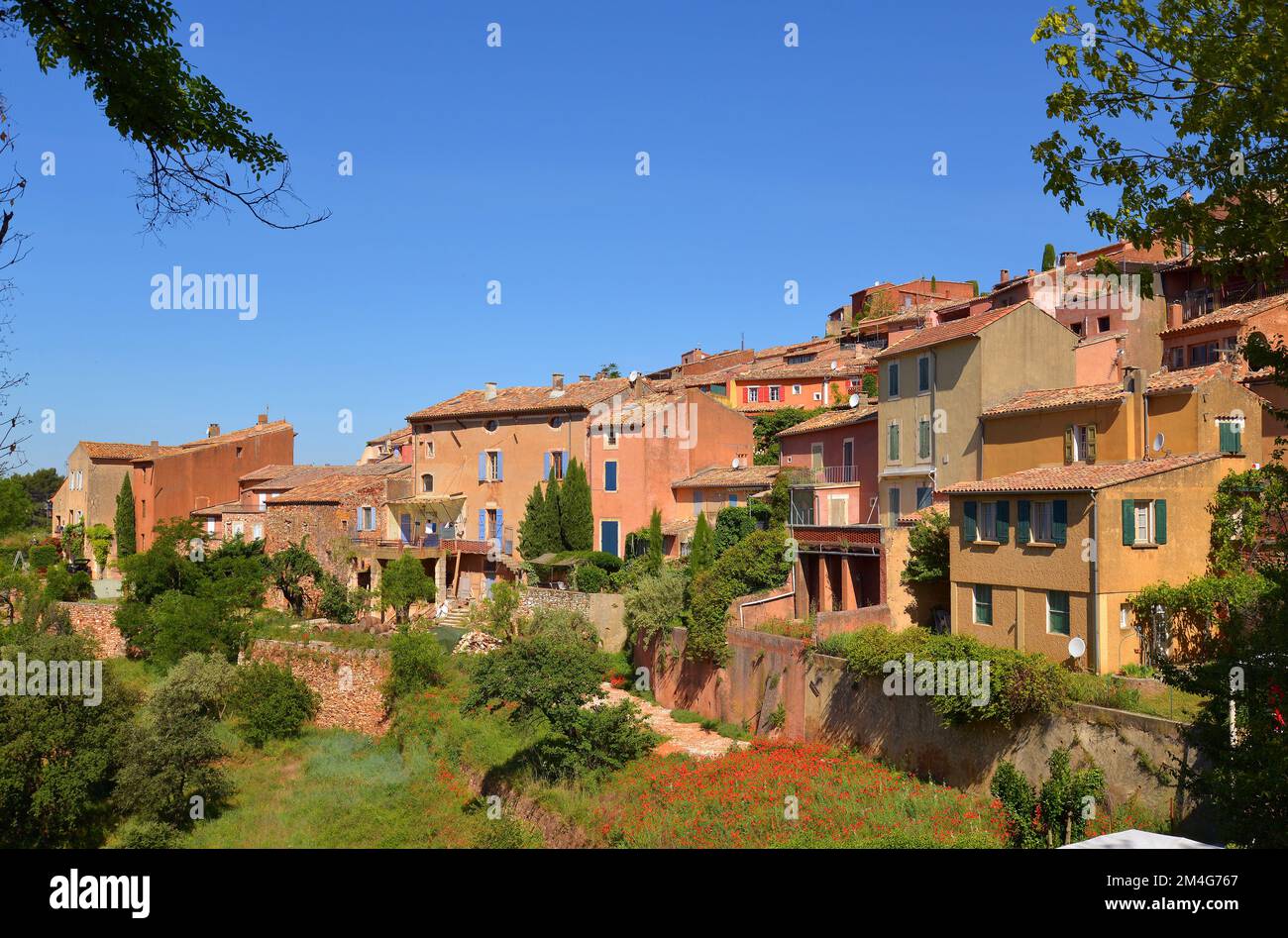 Roussillon village of ocher in the Luberon Stock Photo - Alamy