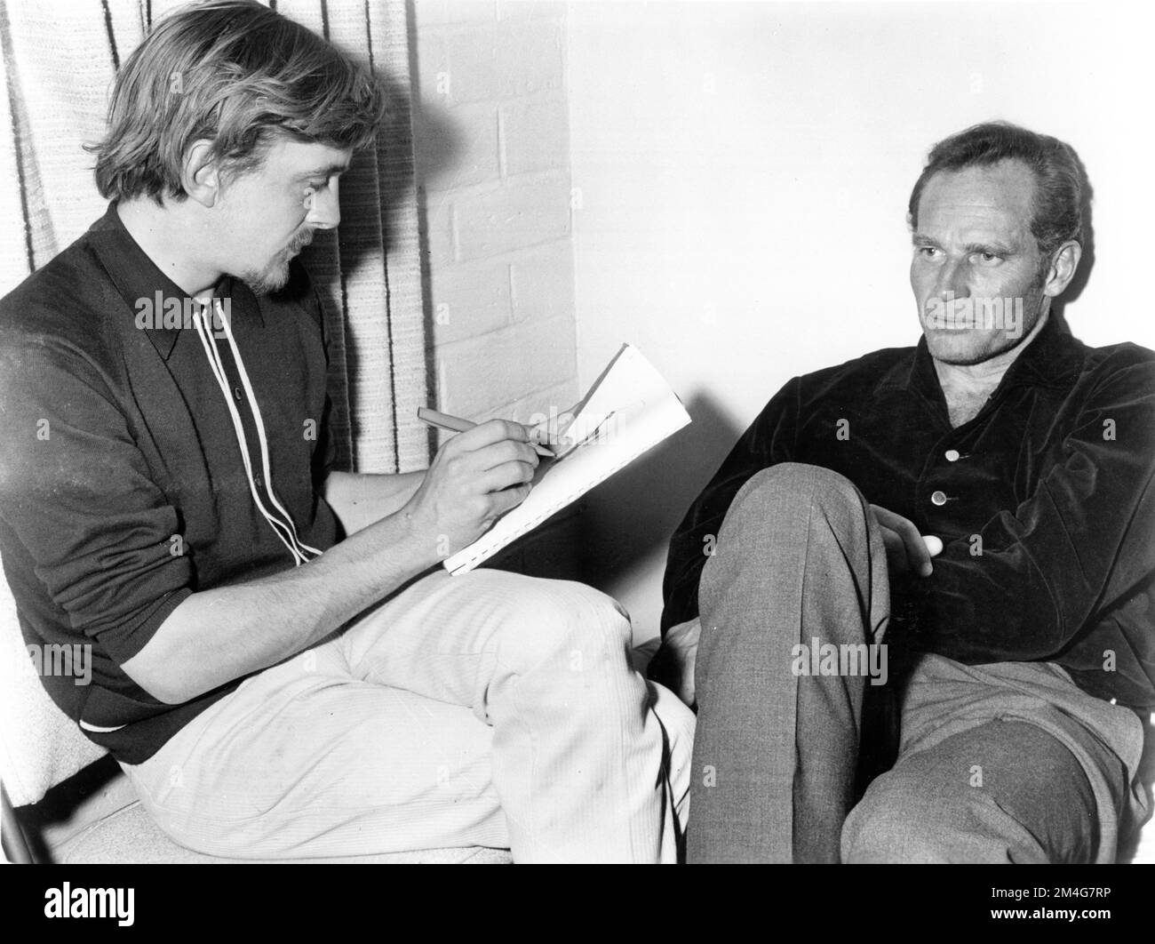 CHARLTON HESTON candid being sketched by DAVID HEMMINGS (in Hollywood ...