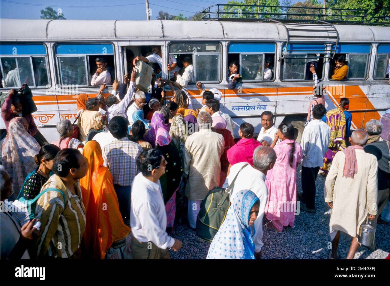 People try to enter a already overloaded public bus Stock Photo - Alamy