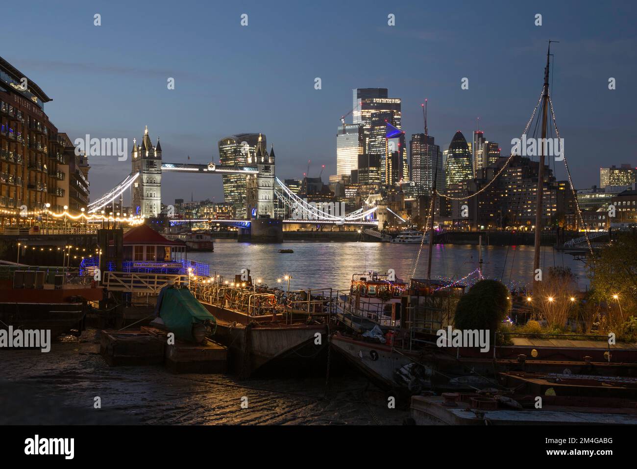 London tourism boats hi-res stock photography and images - Alamy