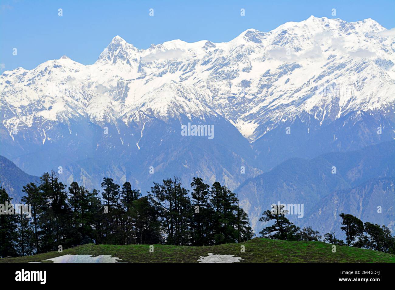 A beautiful view of the snowy mountains and blue sky in Uttarakhand ...