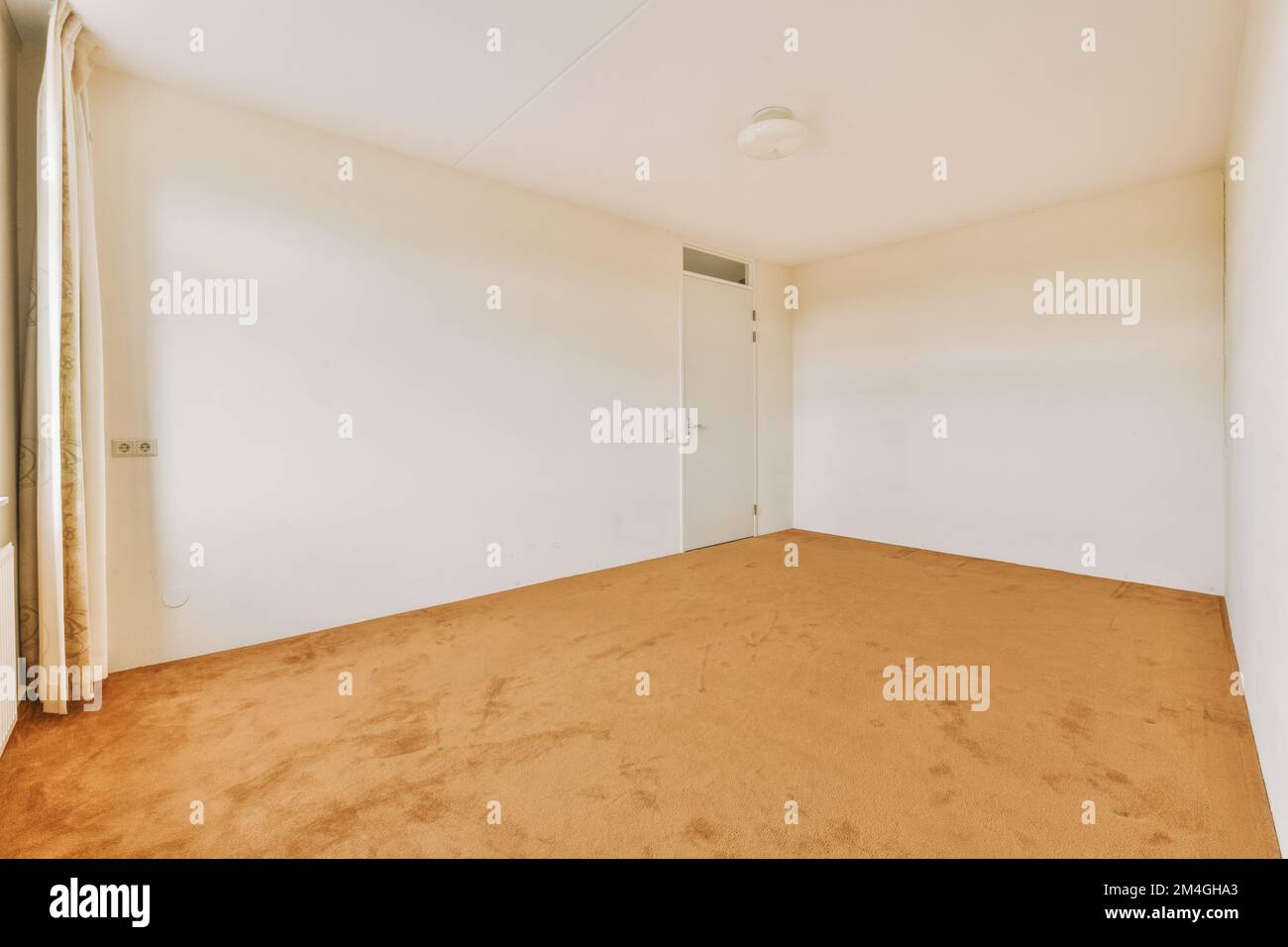 an empty room with no one on the wall or floor, it's very clean and ...