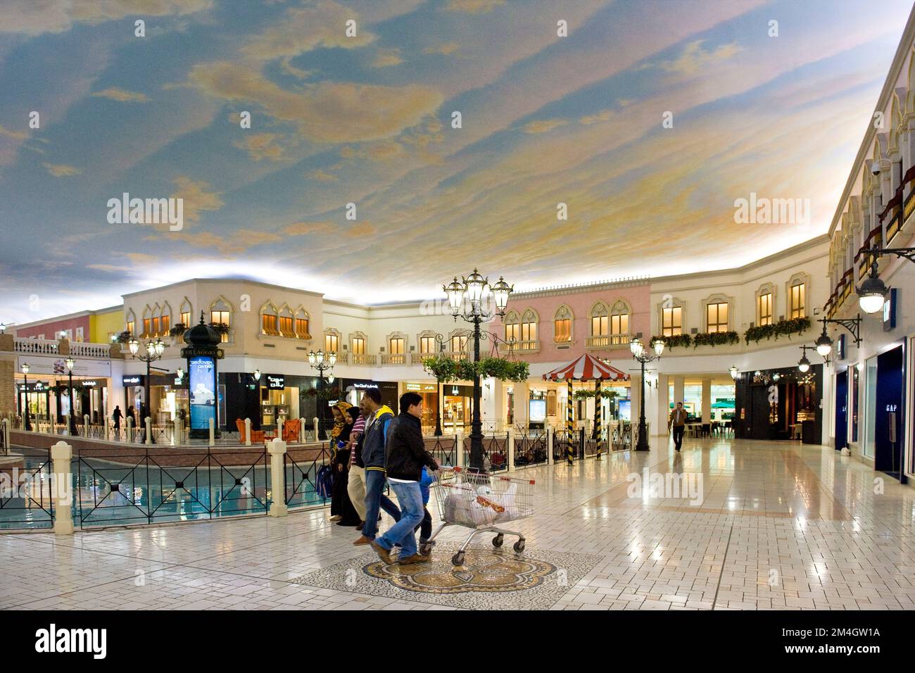 Qatar, Doha, Villaggio shopping mall Stock Photo - Alamy