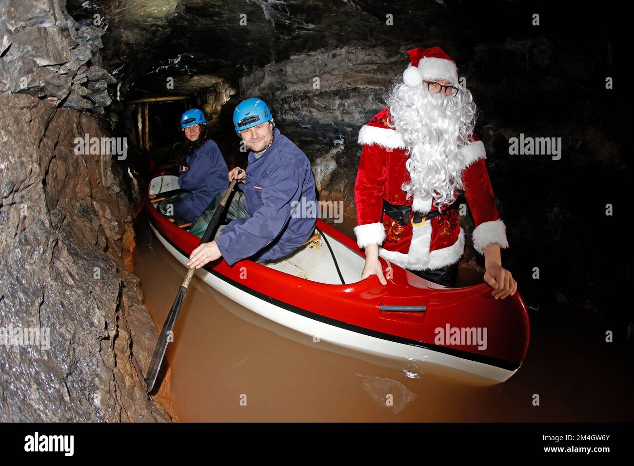 21 December 2022, Saxony-Anhalt, Wettelrode: Visitors from Seesen let ...