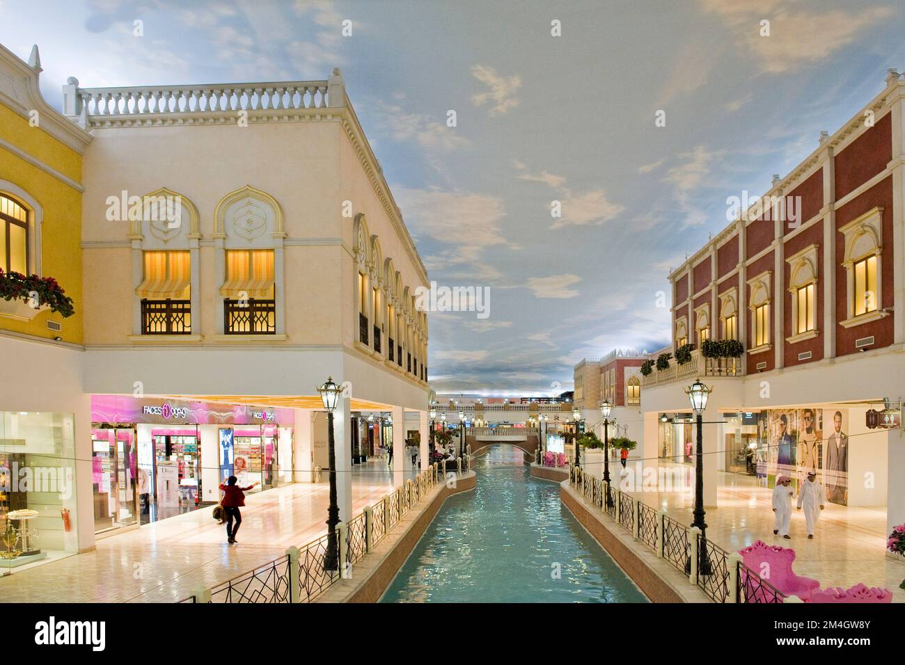 Qatar, Doha, Villaggio shopping mall Stock Photo - Alamy