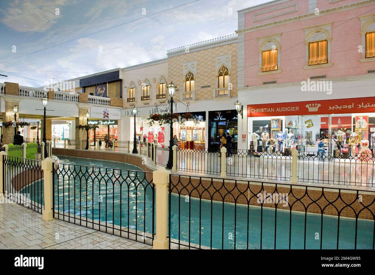 Qatar, Doha, Villaggio shopping mall Stock Photo - Alamy