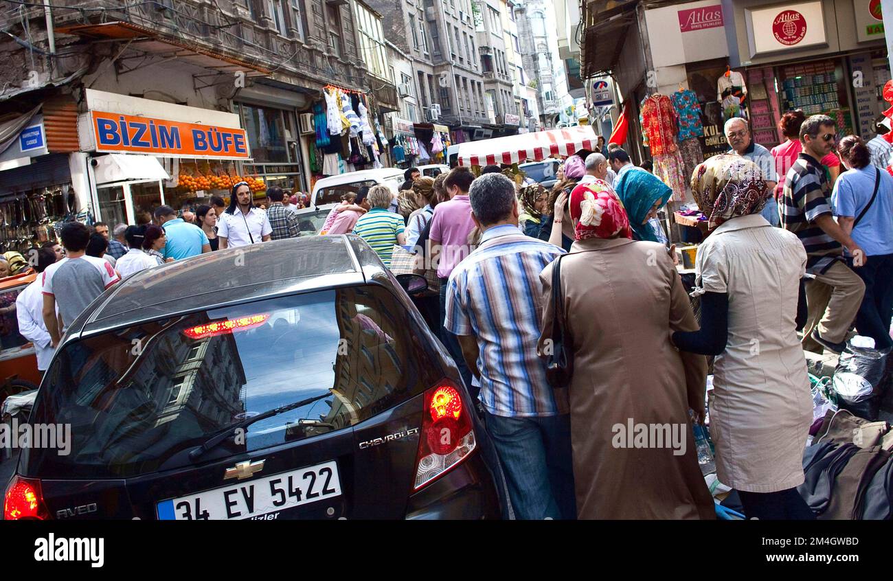 Busy street in istanbul city, turkey. vvbvanbree fotografie Stock Photo ...