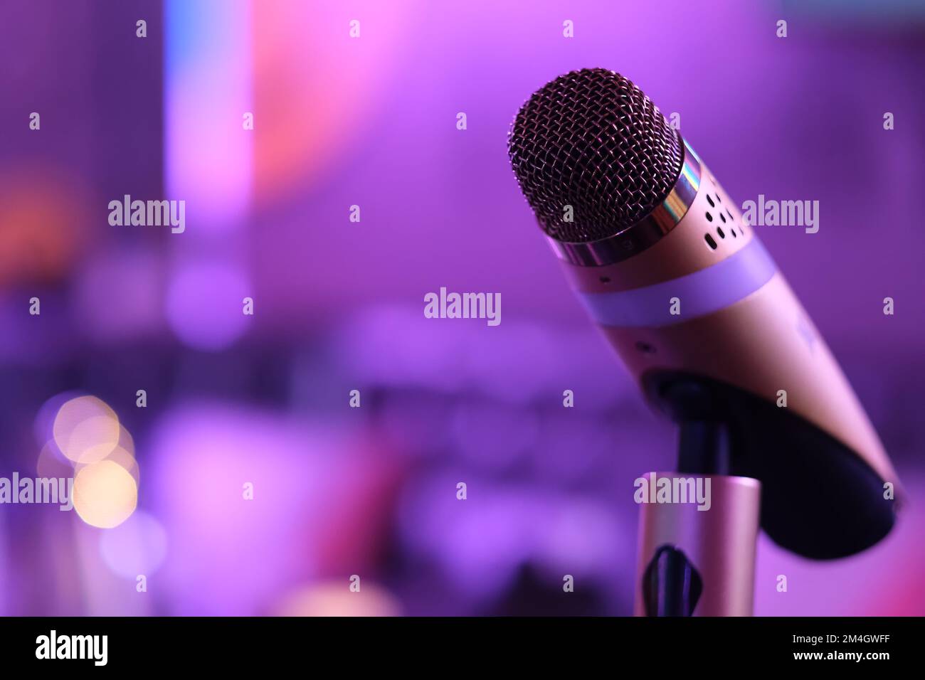 One mic hi-res stock photography and images - Alamy
